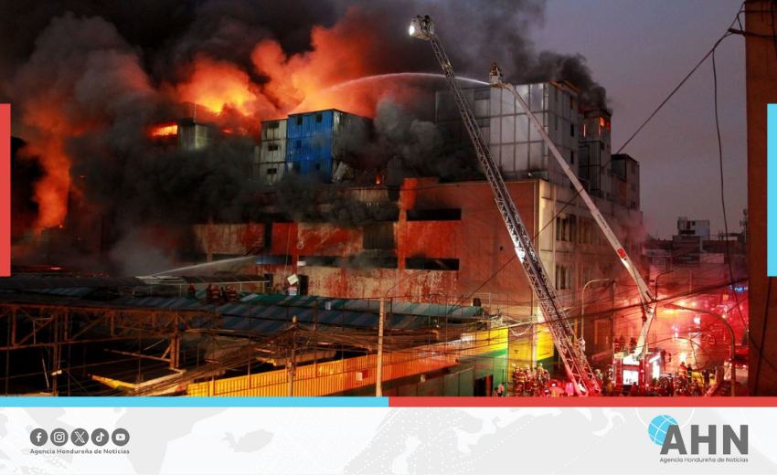 Incendio de grandes proporciones afecta edificaciones en Lima, Perú ...